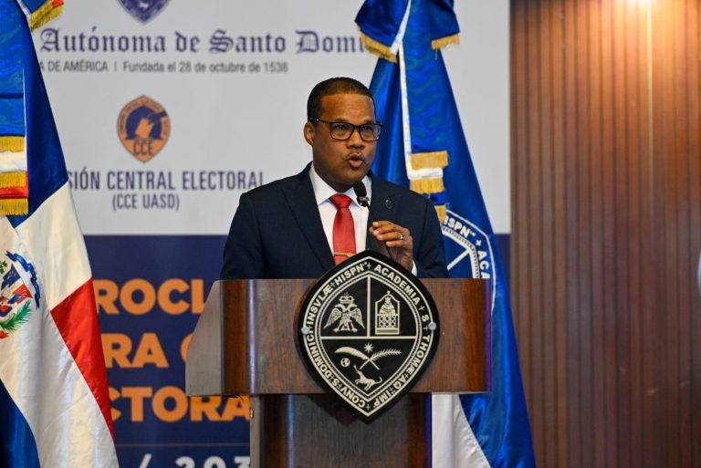 Radhamés Silverio presenta candidatura a rector en la UASD - Central de ...